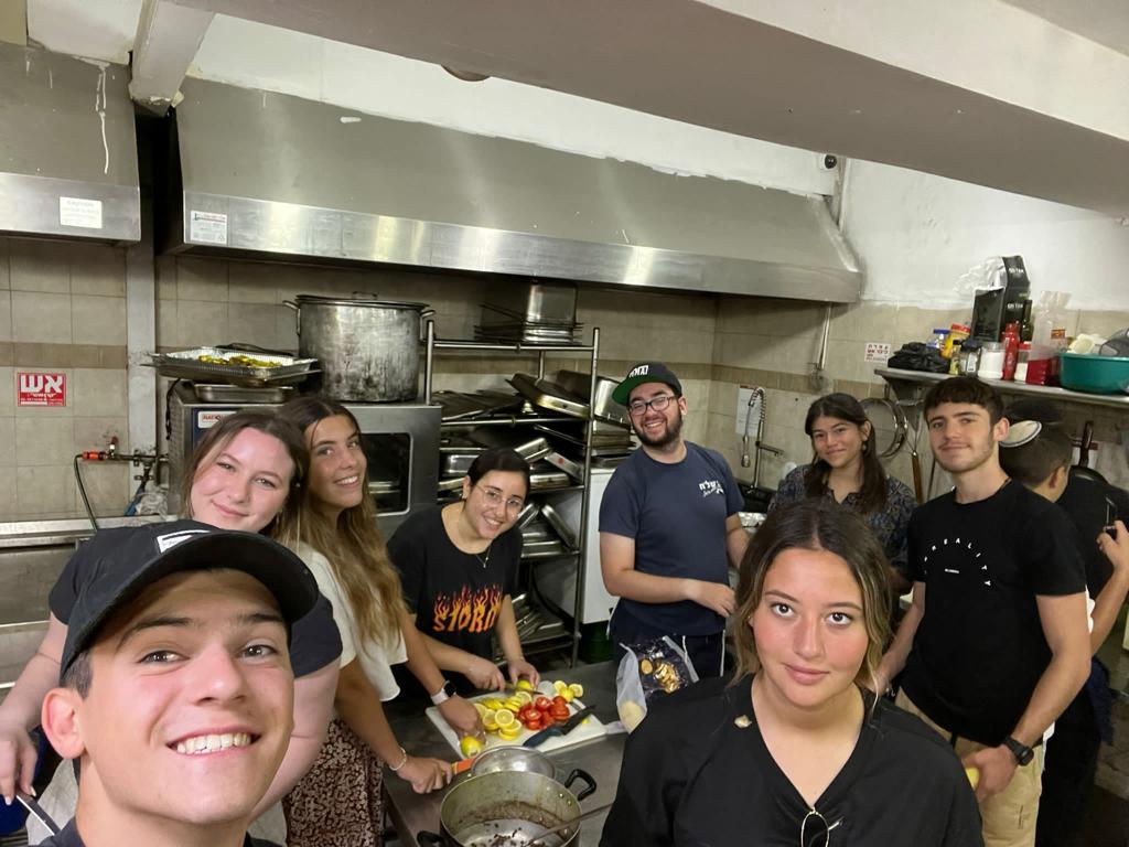 מתנדבים לקראת החגים - Meir Panim